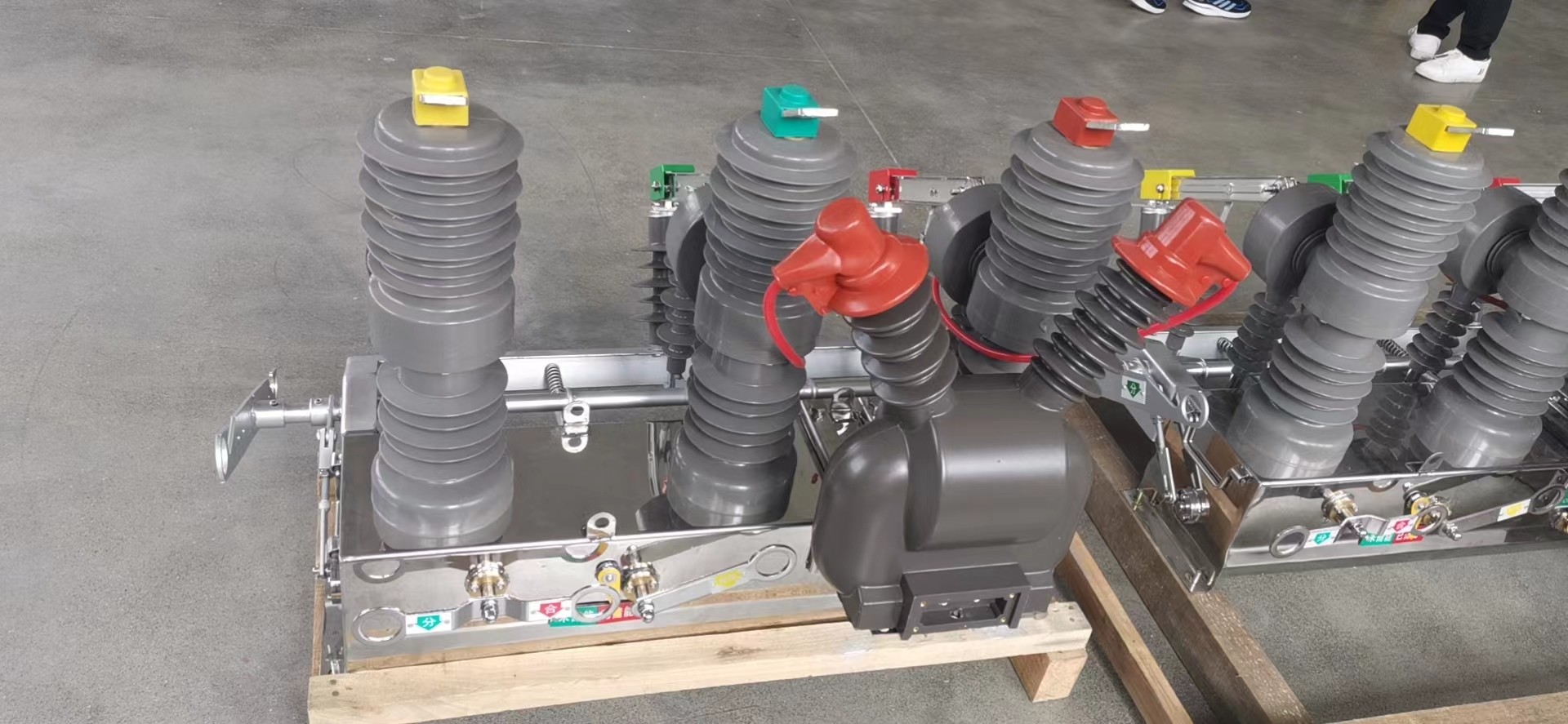 40.5KV outdoor Vacuum Type Circuit Breaker With Voltage transformer