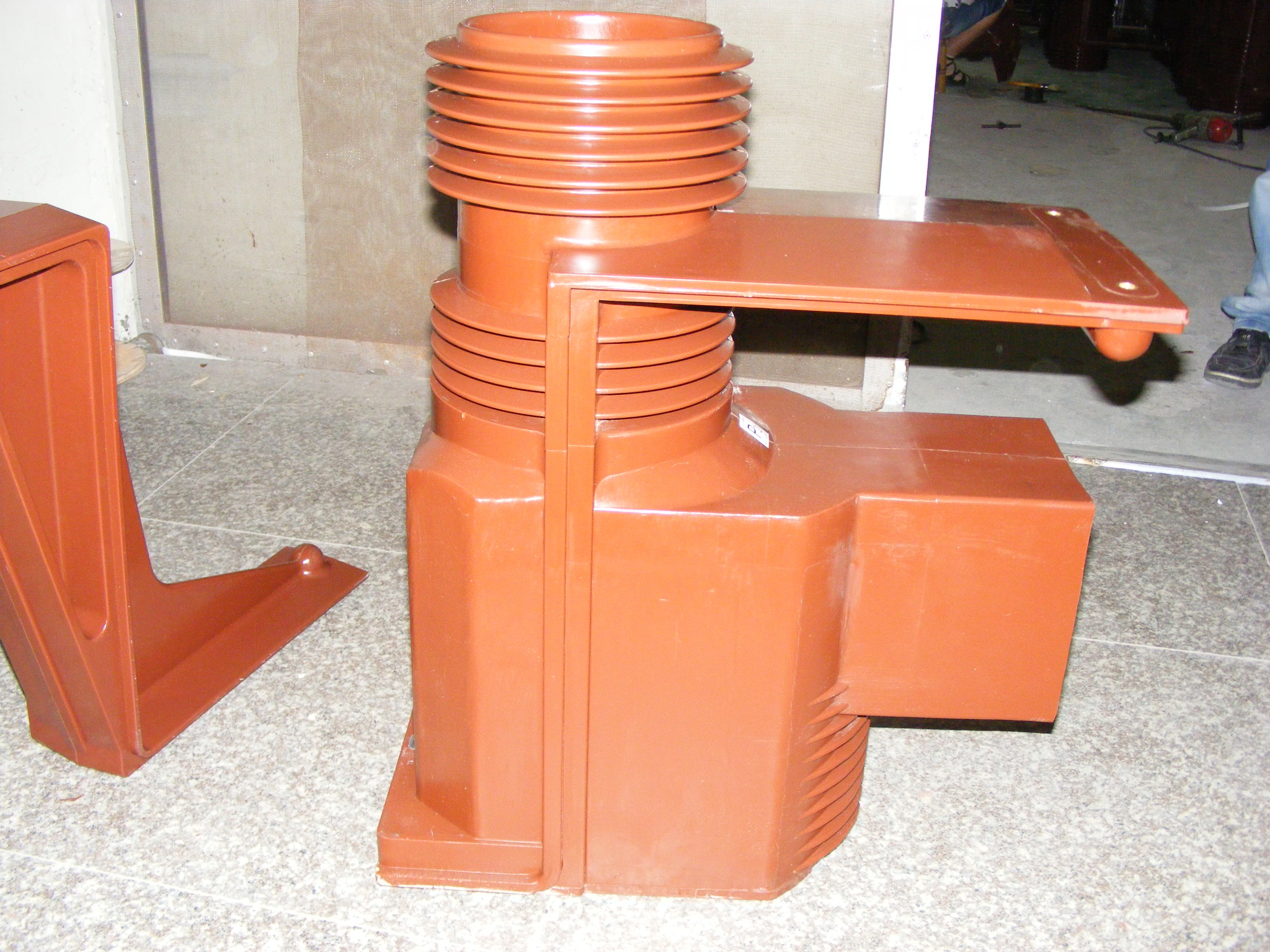 Red High Voltage Epoxy Resin Insulator 40.5kV Shielded Spout Bushing ...